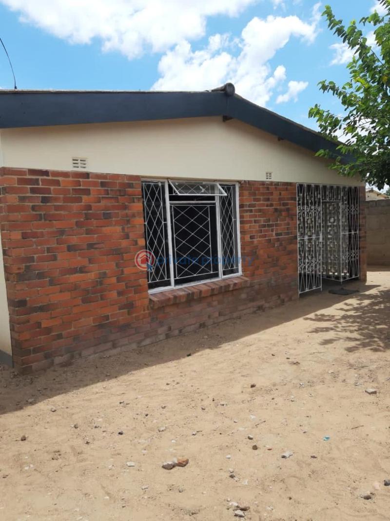 5 bedroom Houses For Sale Magwegwe North Magwegwe Bulawayo High-Density ...